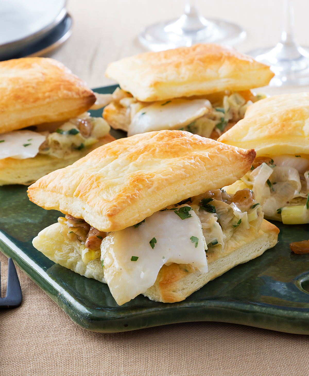 Puff pastry codfish parcels with leek and sultanas - Riberalves